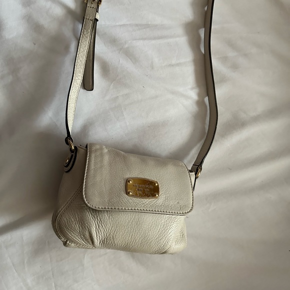 MICHAEL Michael Kors | Bags | Michael Kors Cute Cream Small Purse ...